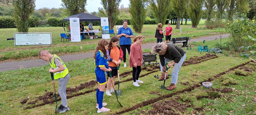 Planting for Pollinators in the Park! | Yorkshire Wildlife Trust